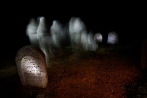 INCREDIBIL! Poza cu fantome surprinse in cimitir - CrimeTV